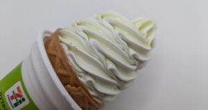 セブンイレブンから新発売！話題の「マスカットソフトクリーム」を食べてみた | 今日のデリシャスなスイーツ