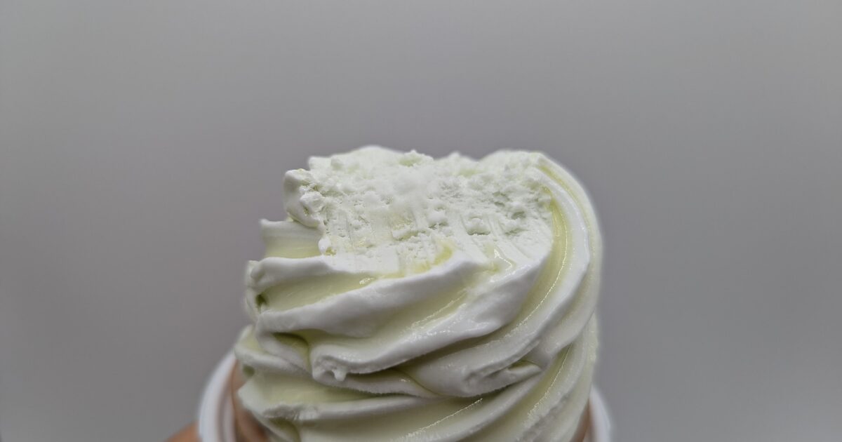 セブンイレブンから新発売！話題の「マスカットソフトクリーム」を食べてみた | 今日のデリシャスなスイーツ