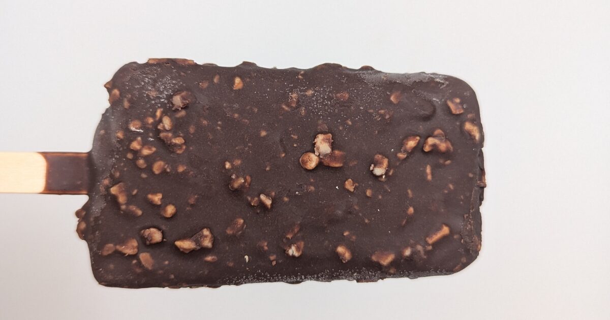 ファミリーマートから新発売！話題の「マカダミアナッツ入りチョコアイス」を食べてみた | 今日のデリシャスなスイーツ